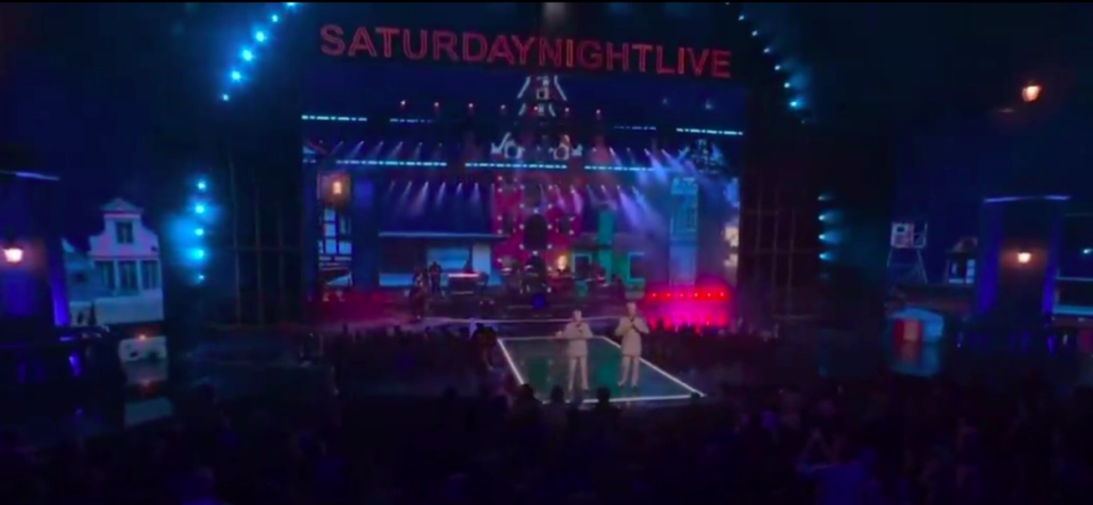 Robyn performs "Dancing On My Own" and Talking Heads' "This Must Be The ...