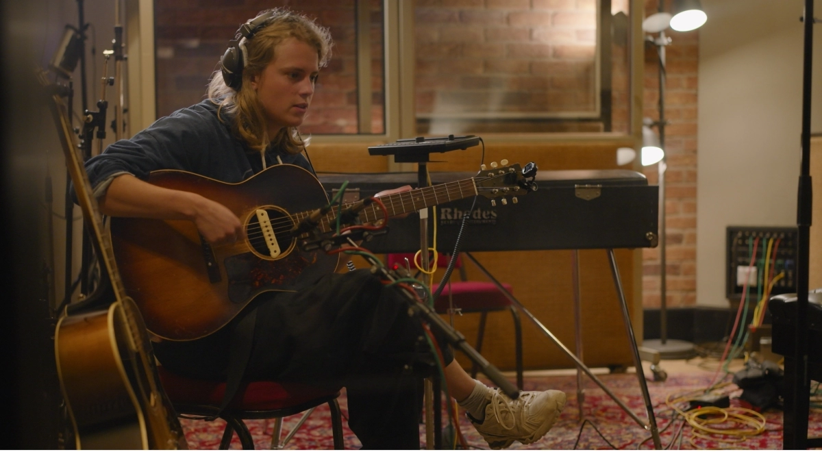 Marika Hackman unveils new version of "Skin" featuring Laura Marling ...